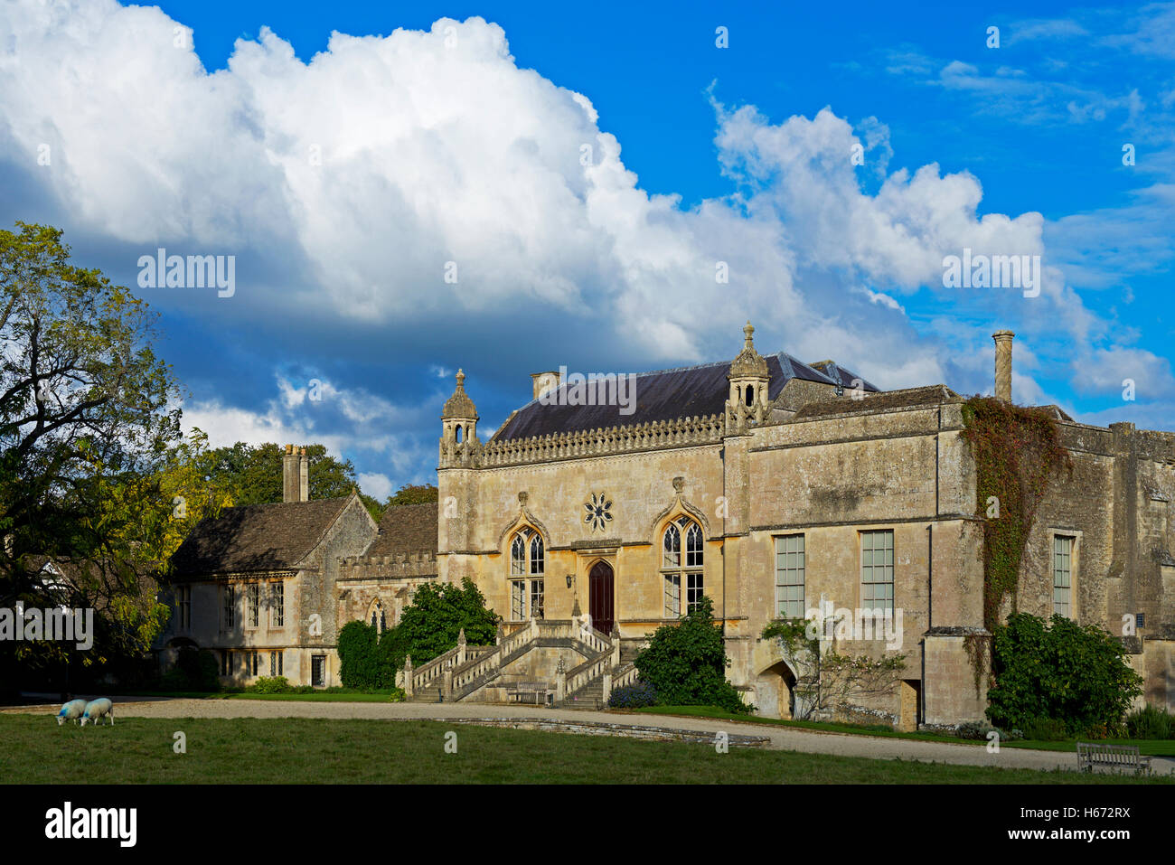 Lacock abbey hi-res stock photography and images - Alamy