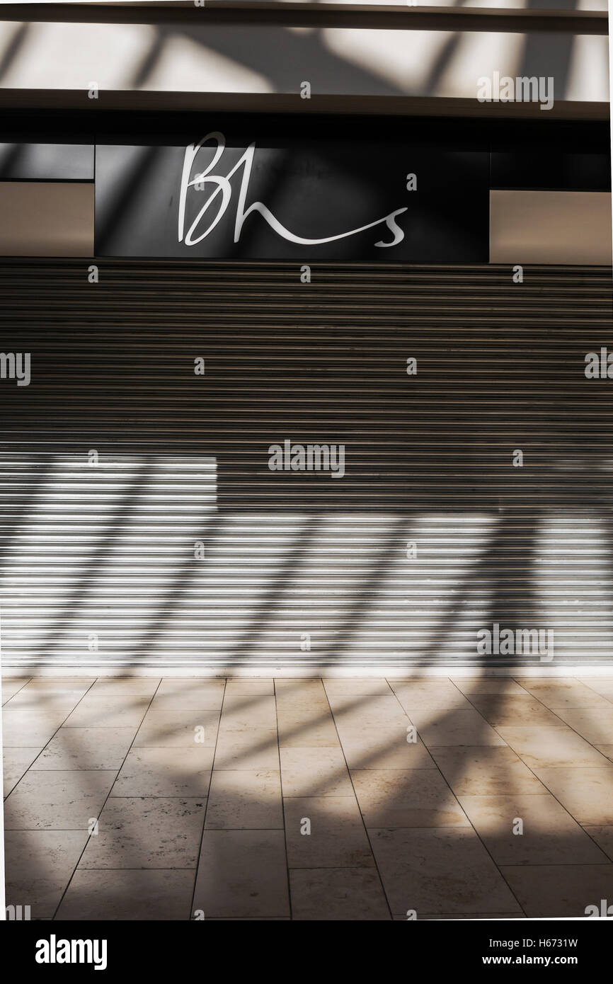 An empty, deserted British Home Stores, BHS, store Stock Photo - Alamy