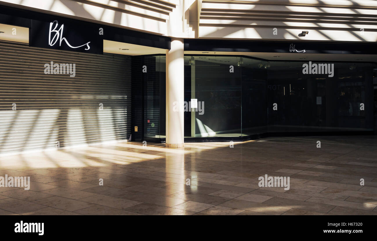 An empty, deserted British Home Stores, BHS, store Stock Photo - Alamy