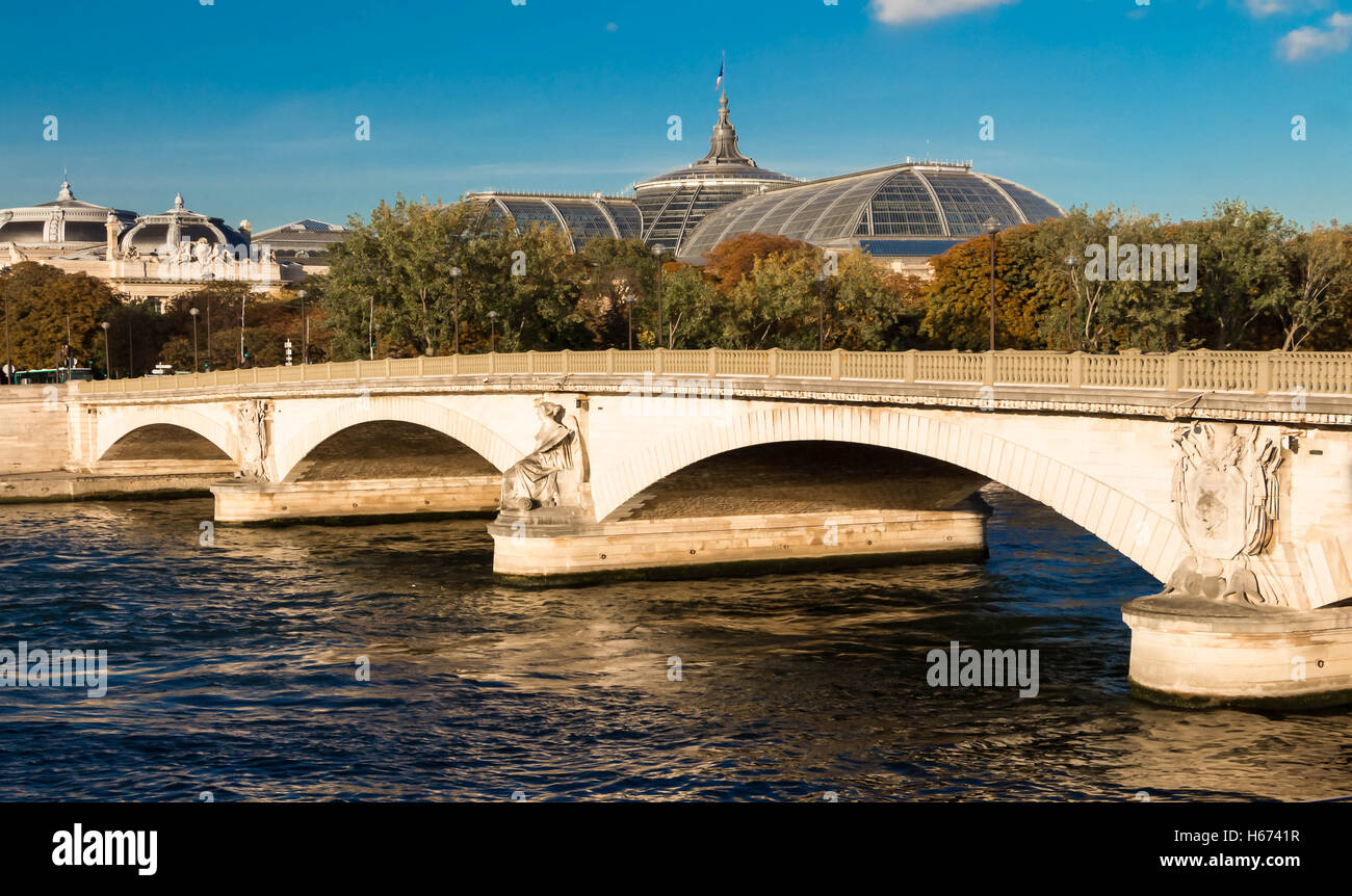 The pont des Invalides is the lowest bridge traversing the Seine in ...