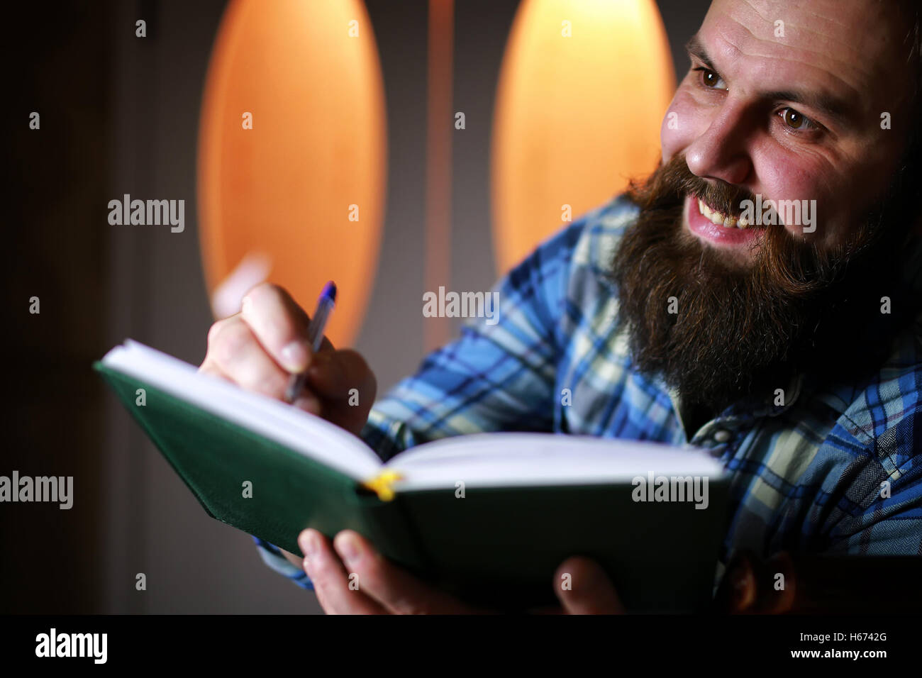man bearded read book Stock Photo - Alamy