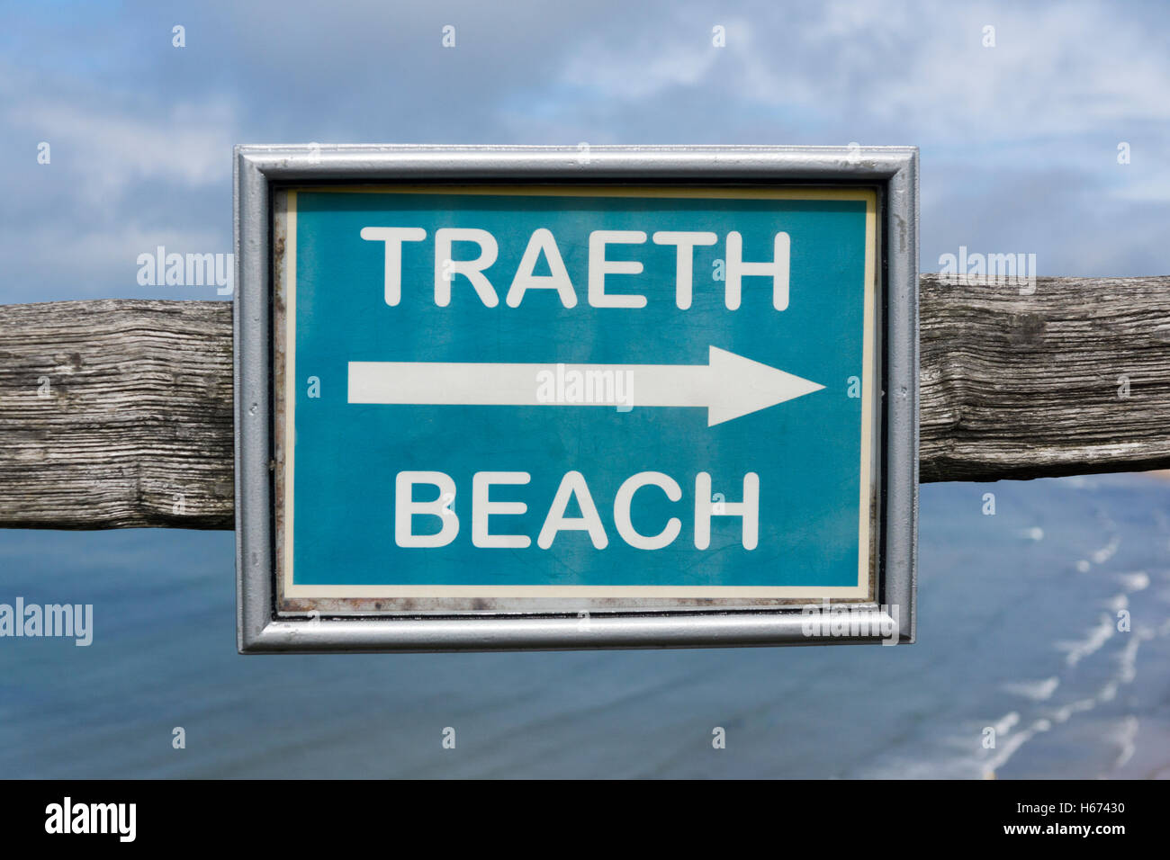 A Welsh-English sign at Rhossili Bay Stock Photo - Alamy