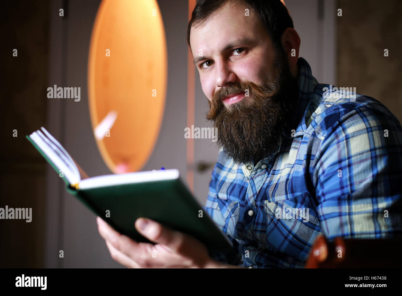 man bearded read book Stock Photo - Alamy