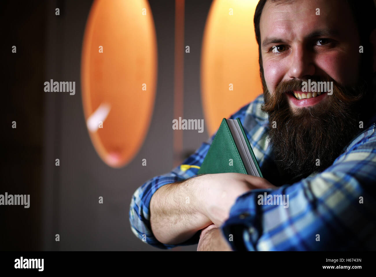 man bearded read book Stock Photo - Alamy