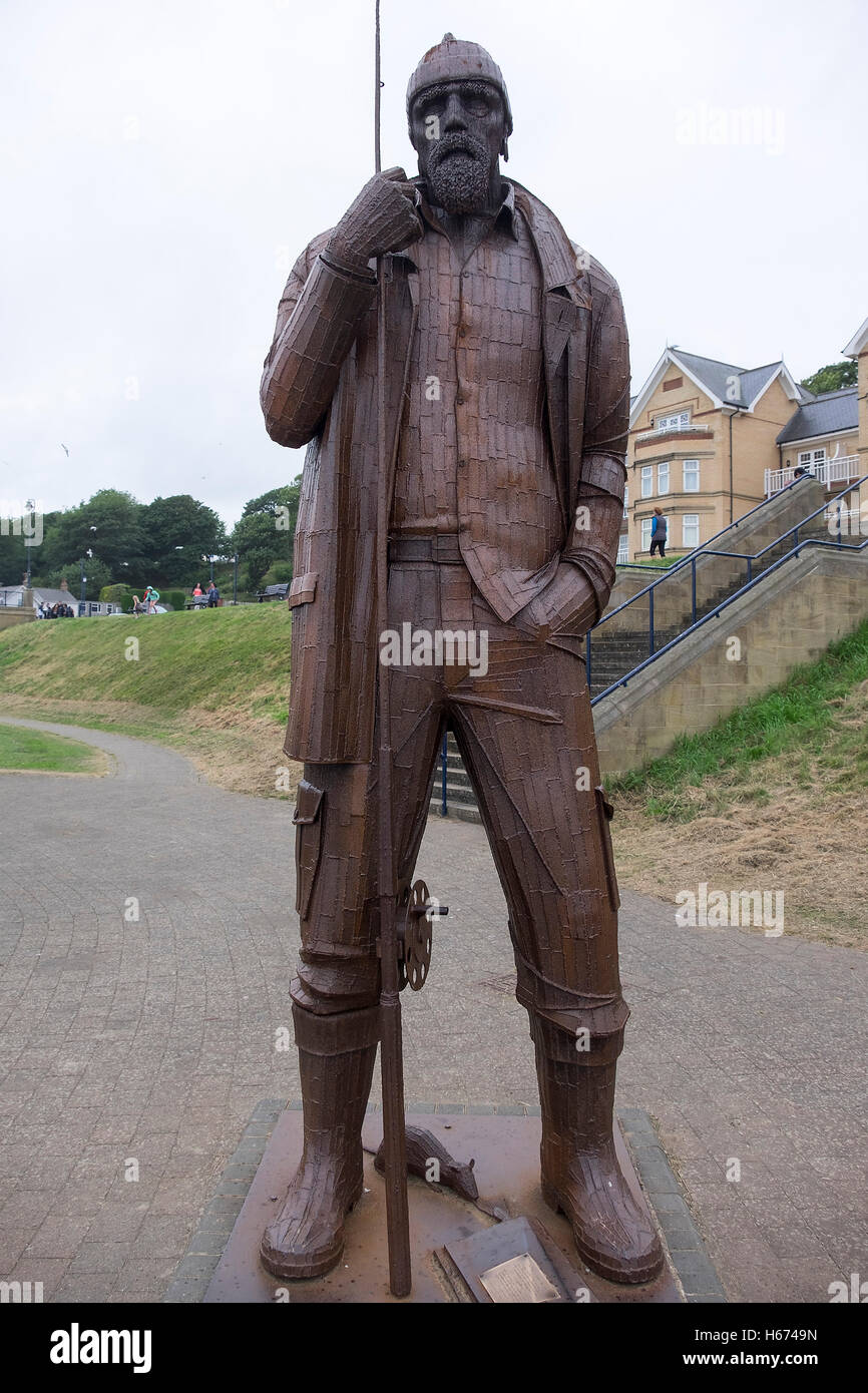 Fisherman statue in Filey Stock Photo - Alamy