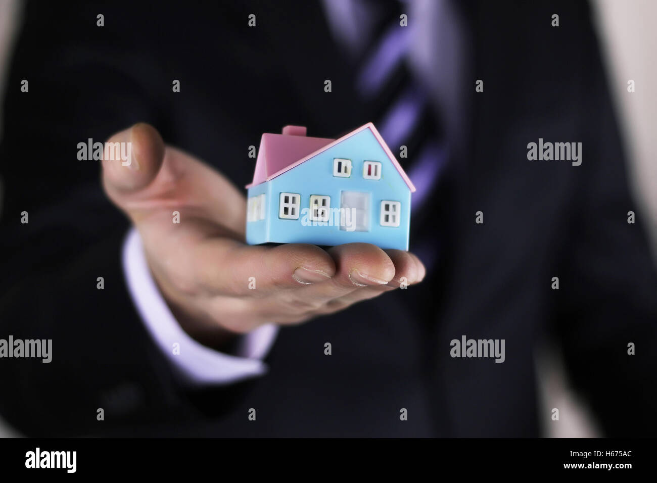 hand house agent Stock Photo - Alamy