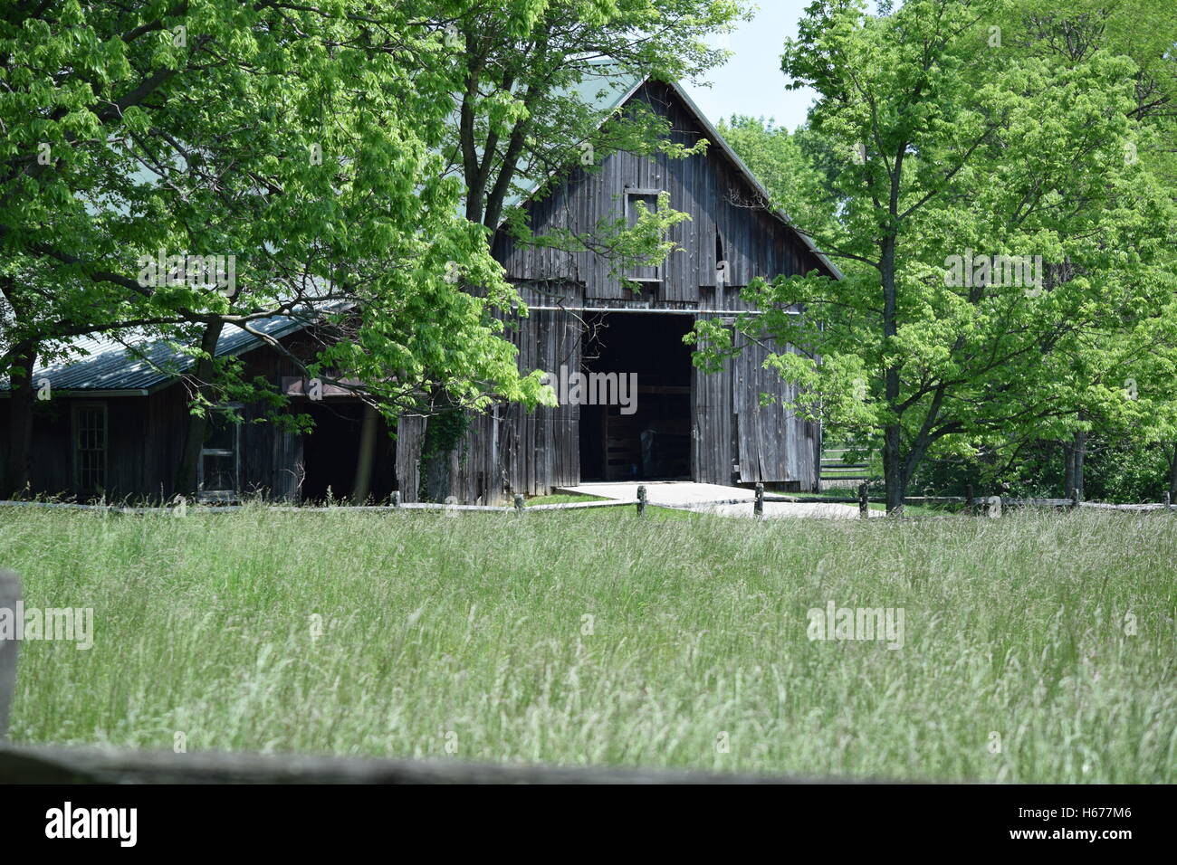 Old gray barn Stock Photo - Alamy