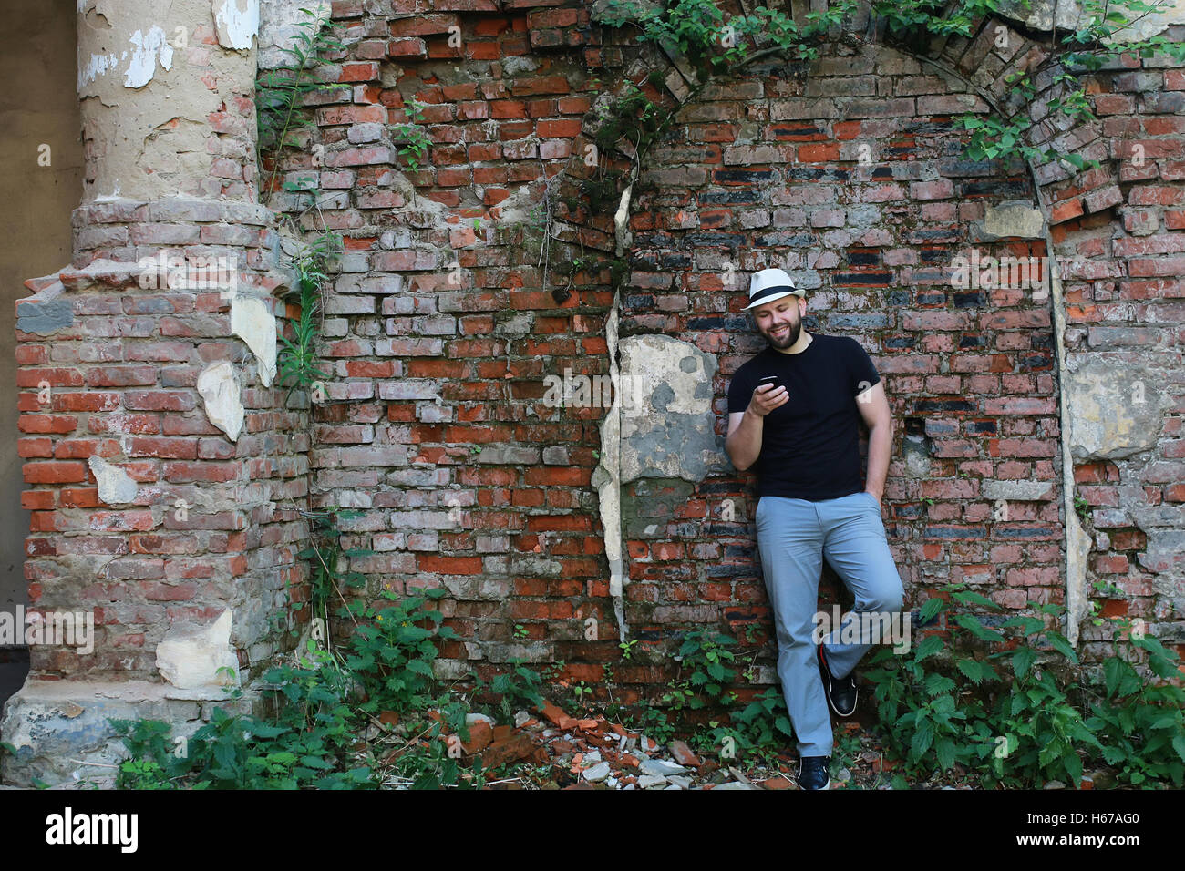 old brick wall man stand Stock Photo - Alamy