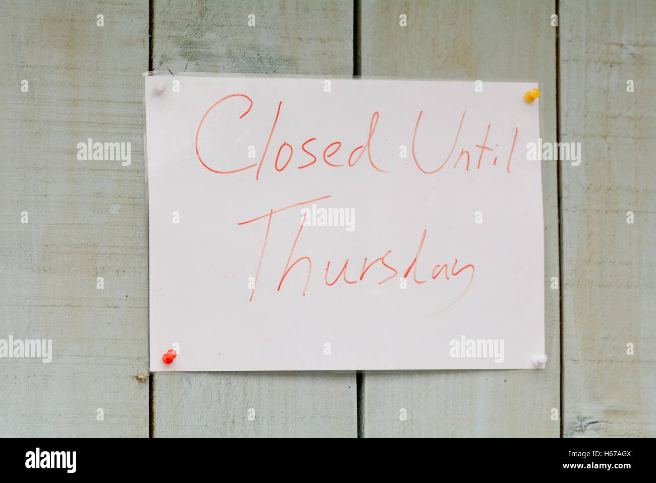 Closed Until Thursday sign outside shop Stock Photo - Alamy