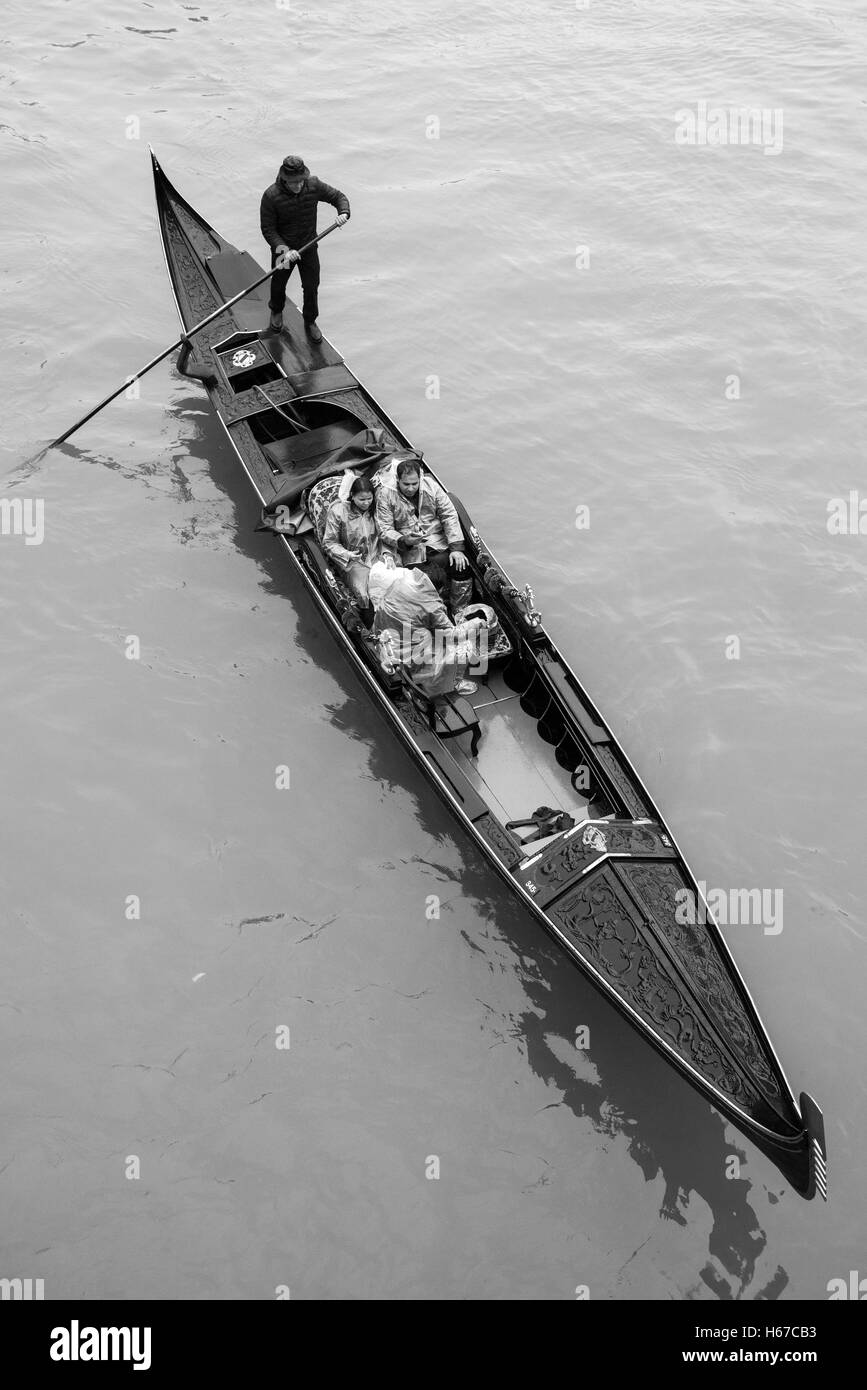 Gondolas tourists venice Black and White Stock Photos & Images - Alamy