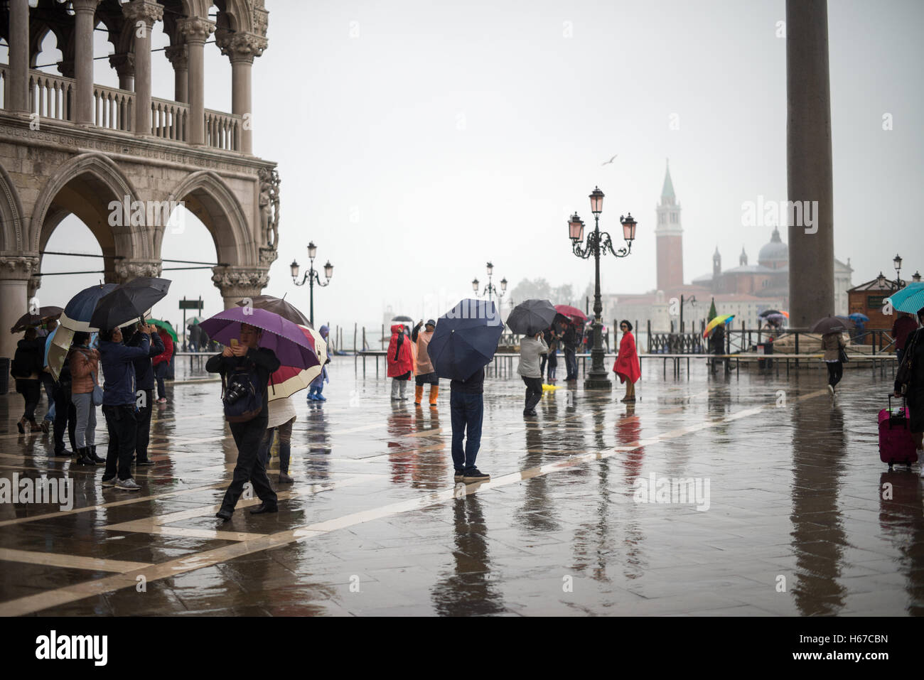 Tourists with umbrellas in the rain, Venice, Italy, EU, Europe Stock ...