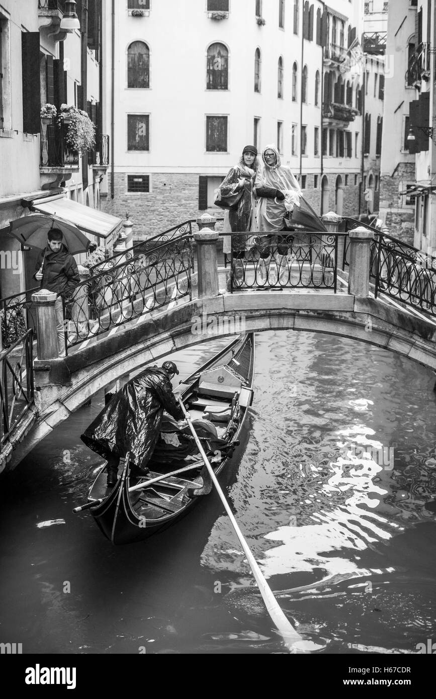 Gondolas tourists venice Black and White Stock Photos & Images - Alamy