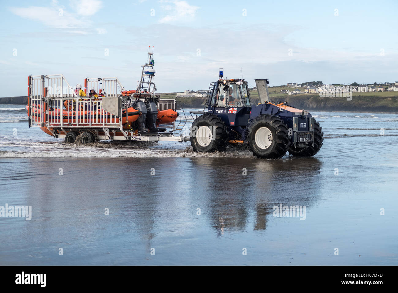 Lifeboat tractor hi-res stock photography and images - Alamy