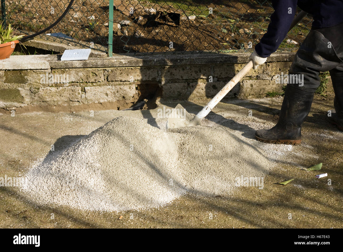 bricklayer at work in a site Stock Photo - Alamy