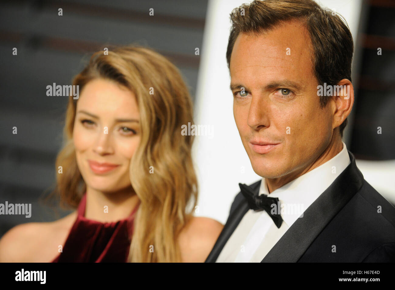 Actors Arielle Vandenberg (L) and Will Arnett attend the 2015 Vanity ...