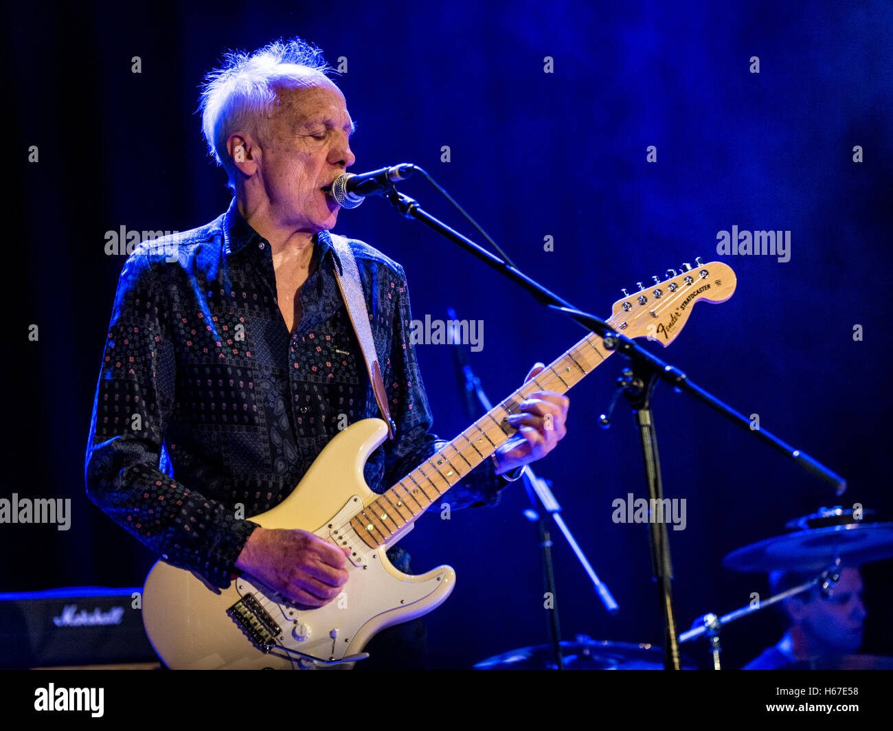 Sing and guitar hi-res stock photography and images - Alamy