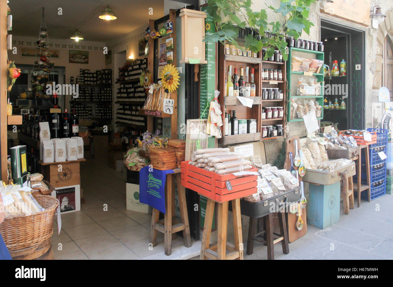 Grocery store in italy hi-res stock photography and images - Alamy
