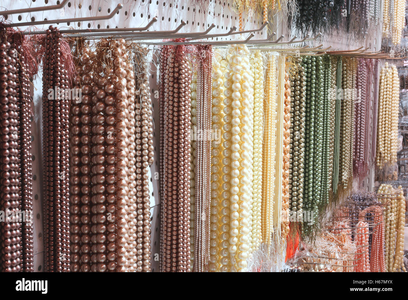 Pearl necklaces hi-res stock photography and images - Alamy