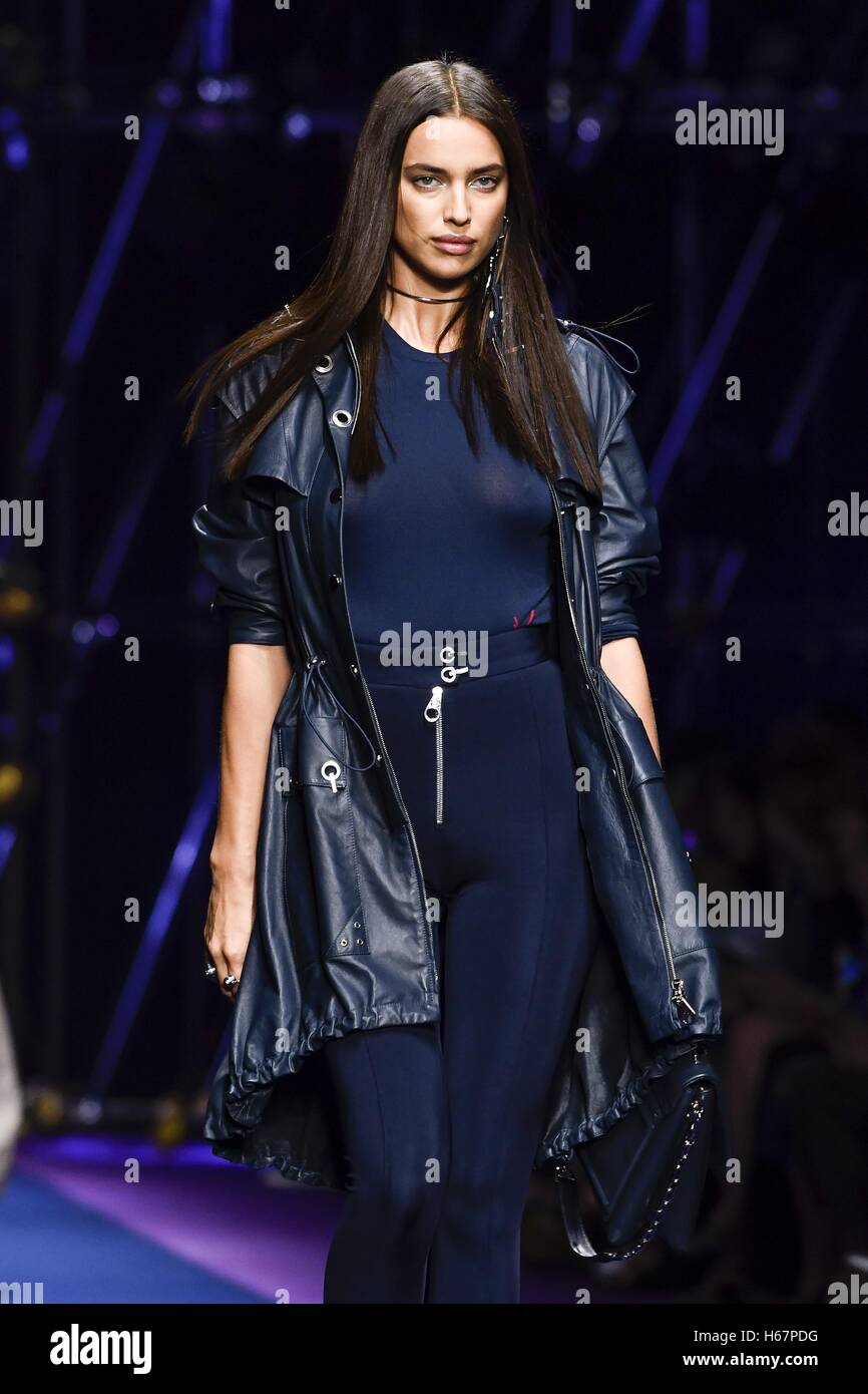 Milan Fashion Week Spring/Summer 2017 - Versace - Catwalk Featuring ...
