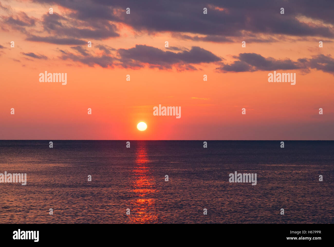 Ocean with sunset hi-res stock photography and images - Alamy