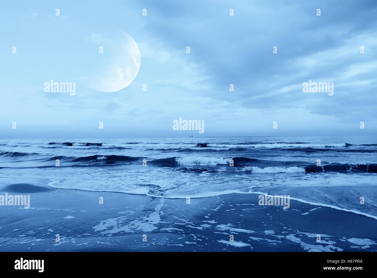 Moon ocean waves hi-res stock photography and images - Alamy
