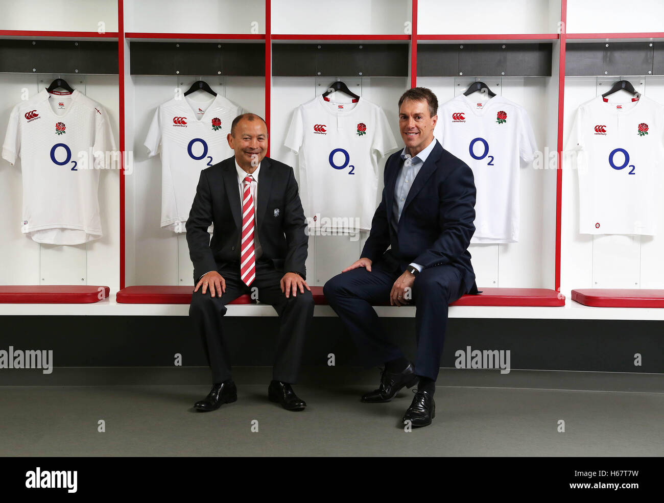 EDITORIAL USE ONLY England Head Coach Eddie Jones (left) joins Mark ...