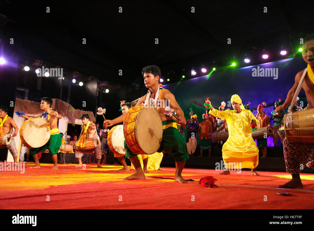 Dhol hi-res stock photography and images - Alamy
