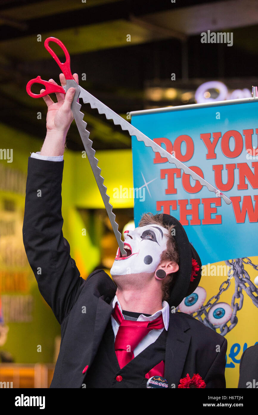 London, UK. 25 October 2016. Tyler Sutter of 20 Penny Circus performing ...
