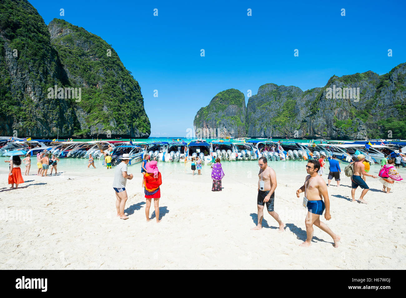 Maya bay beach thailand crowd hi-res stock photography and images - Alamy