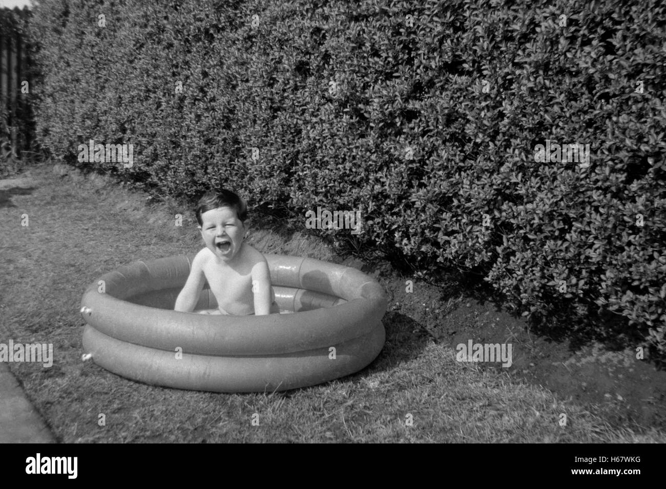 Paddling pool 1950s hi-res stock photography and images - Alamy