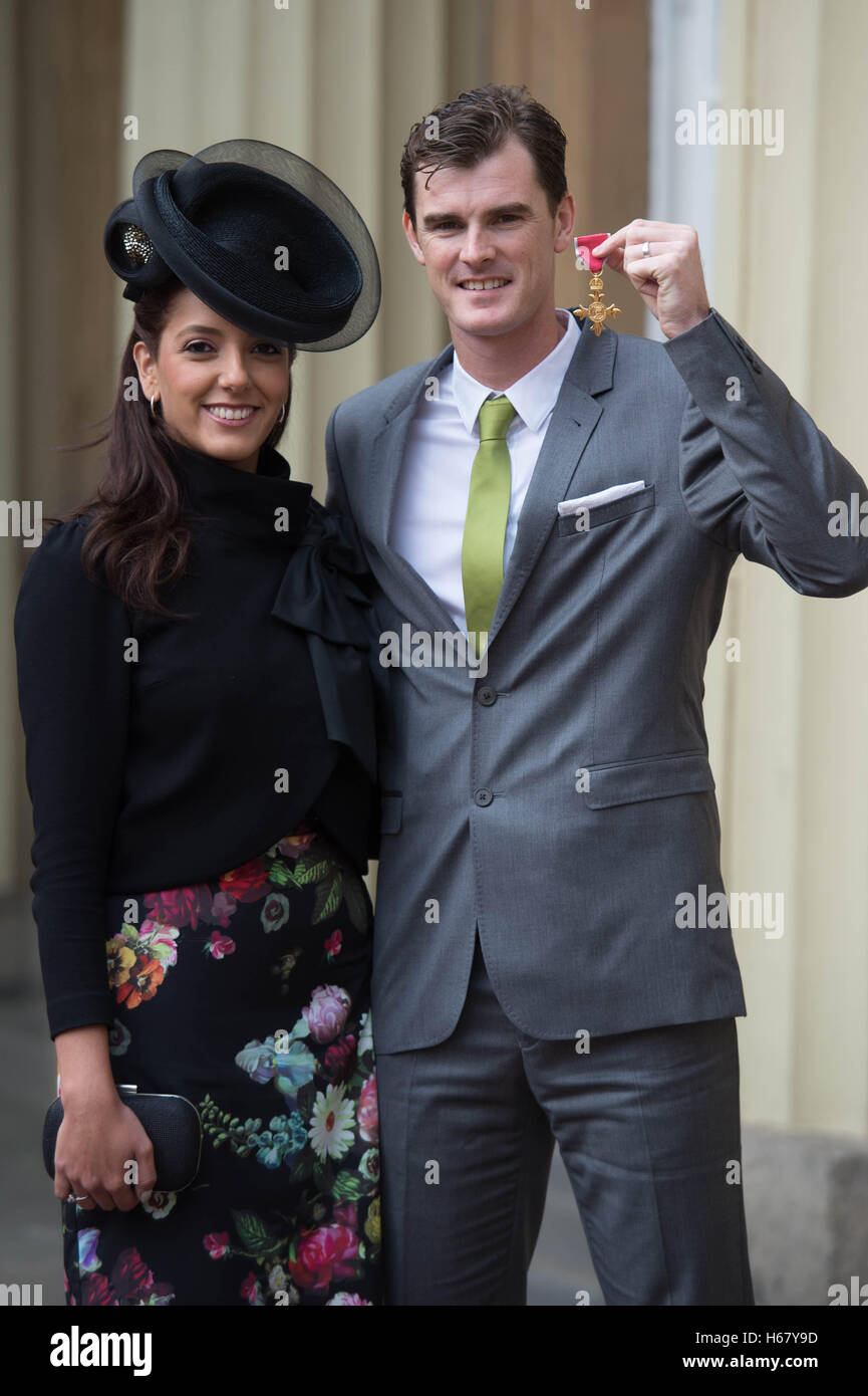 Jamie Murray with his wife Alejandra Gutierrez at Buckingham Palace in ...