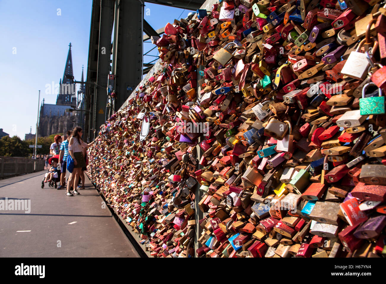 Germany, Cologne, padlocks on fence of footpath of the Hohenzollern ...