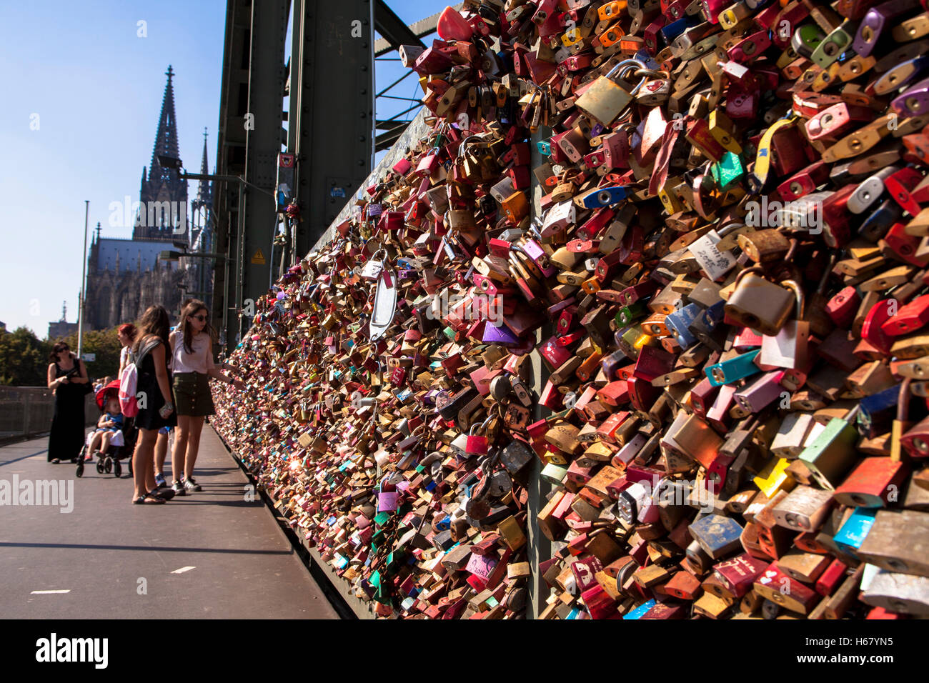 Germany, Cologne, padlocks on fence of footpath of the Hohenzollern ...