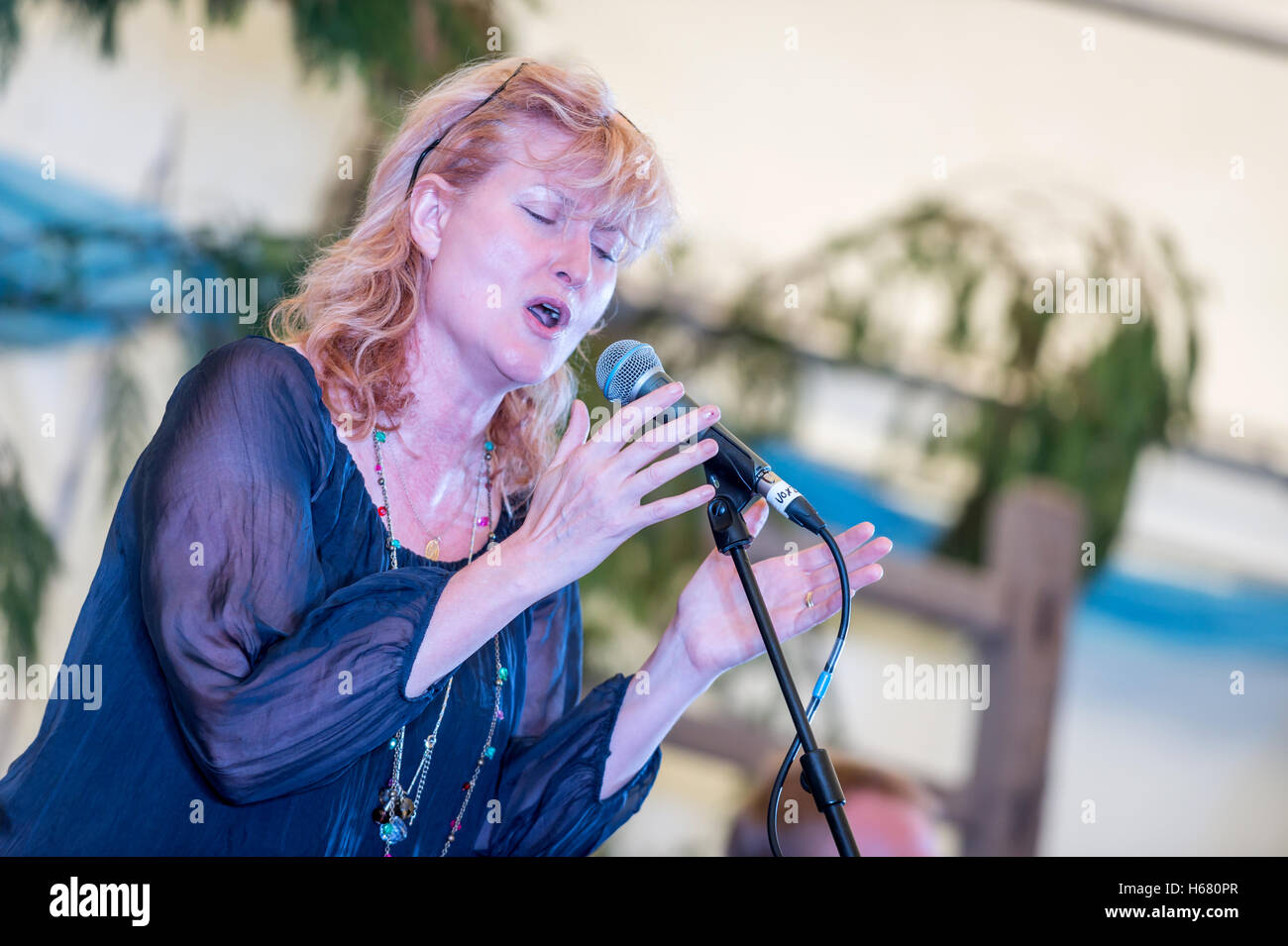 Scottish singer Eddi Reader MBE performing before a small audience in ...