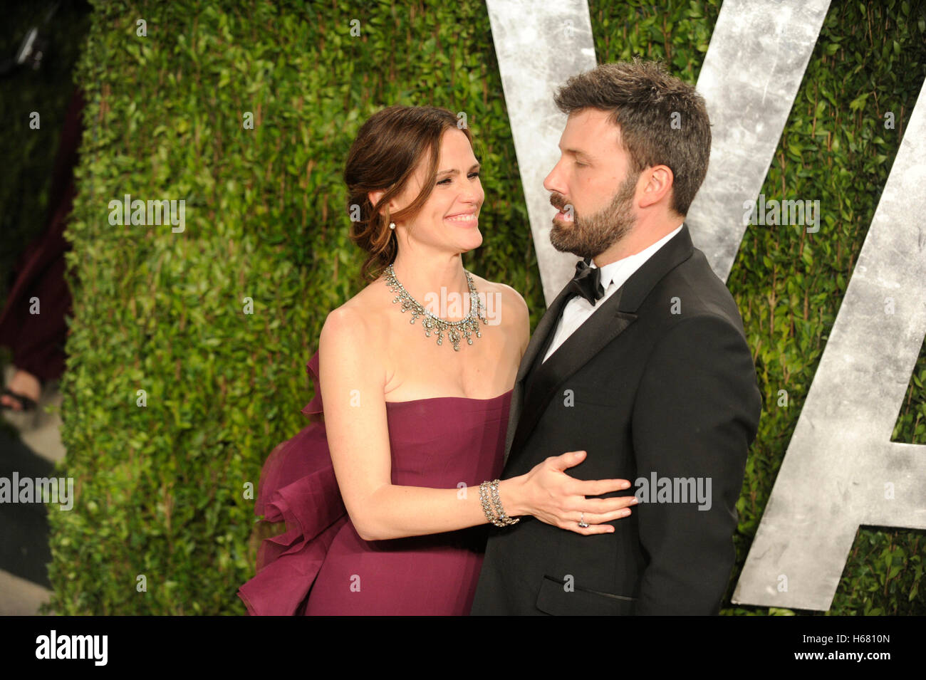 Actors Jennifer Garner and Ben Affleck arrive for the 2013 Vanity Fair ...