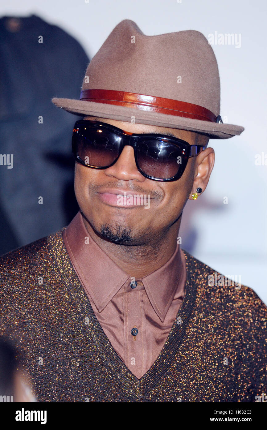 Neyo arrives at the 2011 MTV Video Music Awards at Nokia Theatre L.A ...