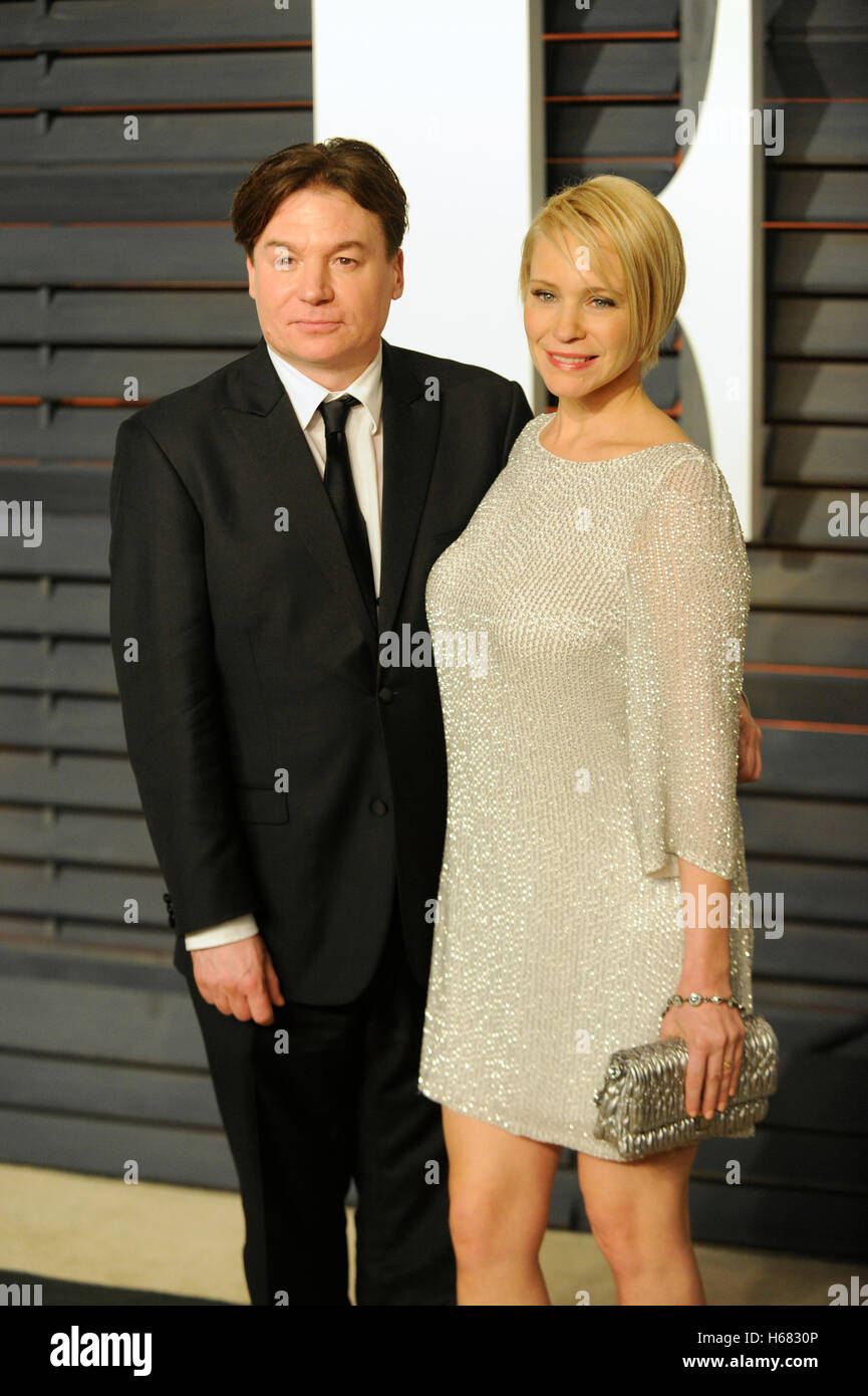 Mike Myers (l) attends the 2015 Vanity Fair Oscar Party hosted by ...