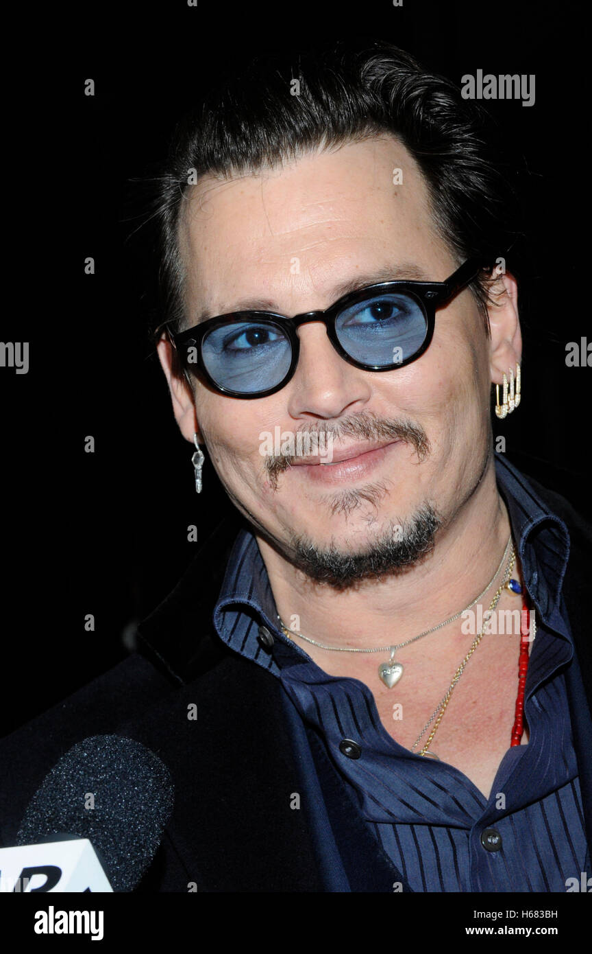 Actor Johnny Depp smiling at the Maltin Modern Master award tribute ...