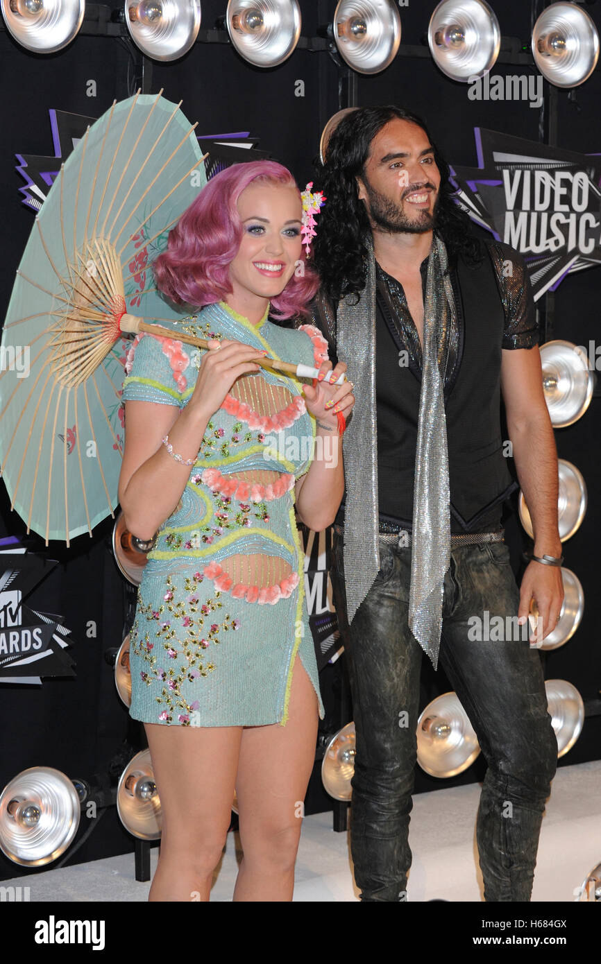 (L-R) Katy Perry and Russell Brand arrives at the 2011 MTV Video Music ...