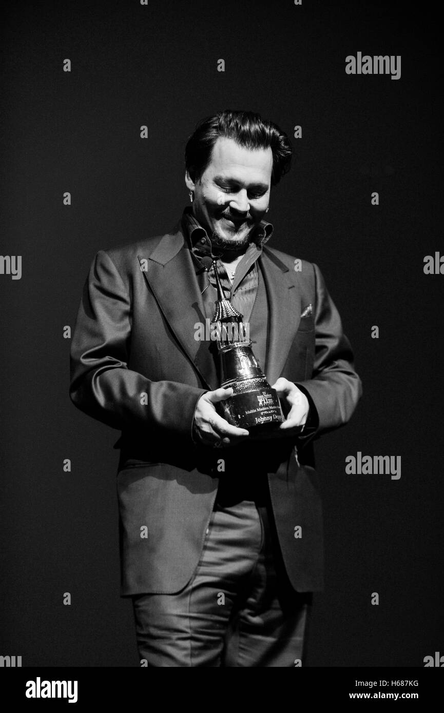 Actor Johnny Depp with his award at the Maltin Modern Master award ...