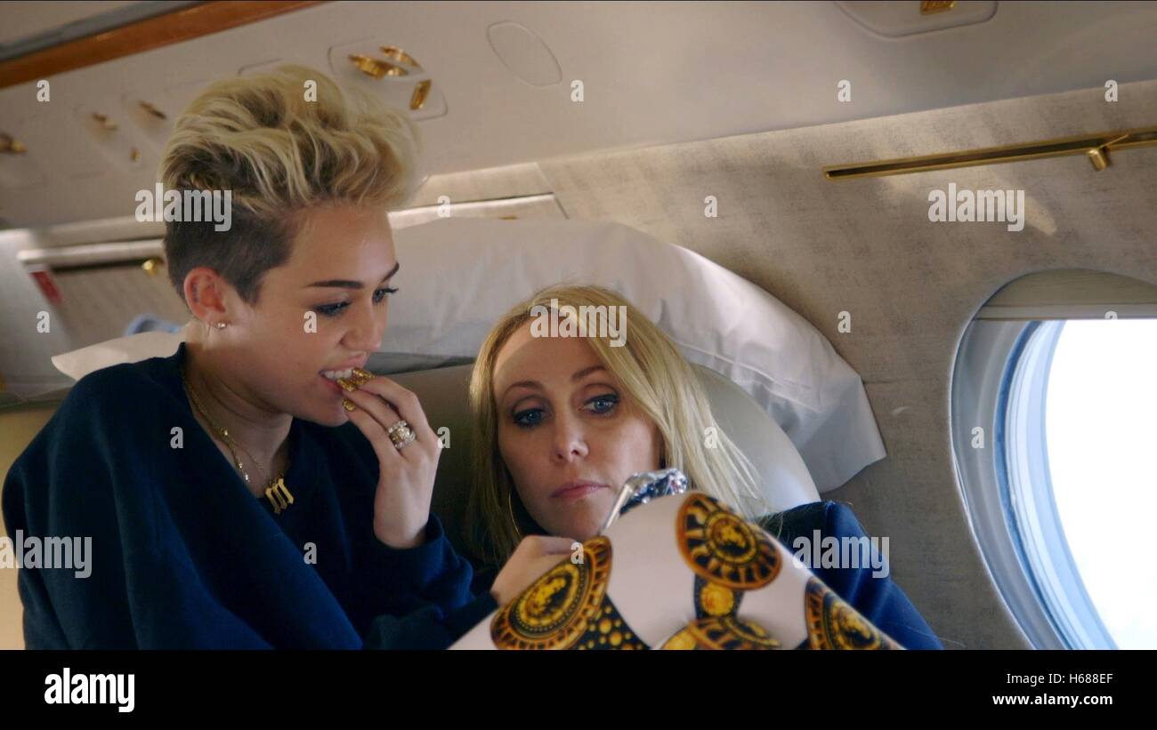 Miley Cyrus And Tish Cyrus Stock Photos & Miley Cyrus And Tish Cyrus ...