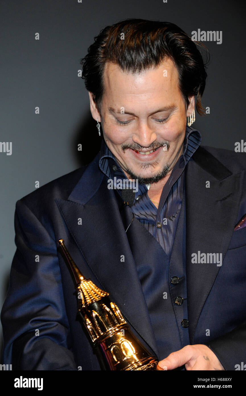 Actor Johnny Depp with his award at the Maltin Modern Master award ...
