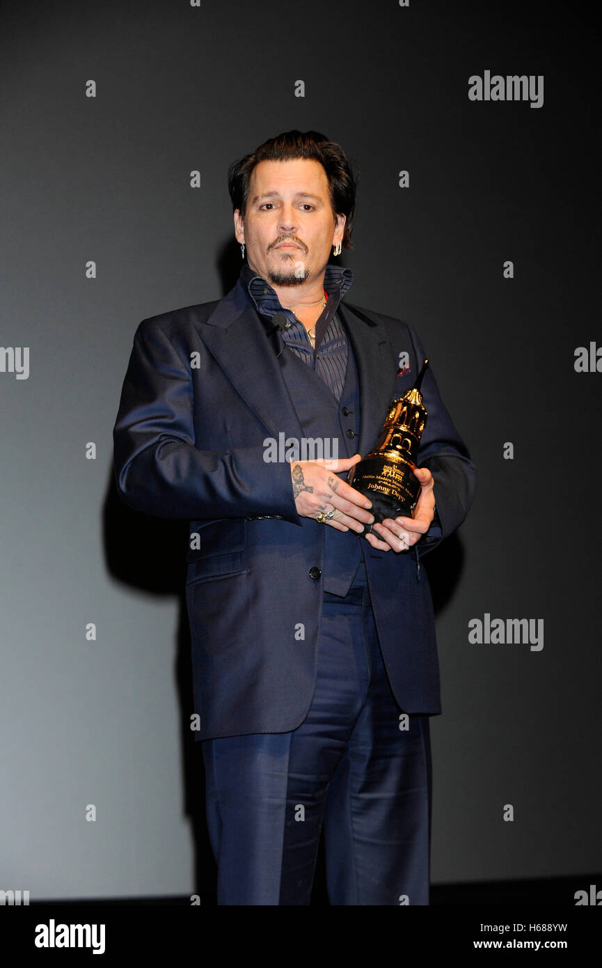 Actor Johnny Depp with his award at the Maltin Modern Master award ...