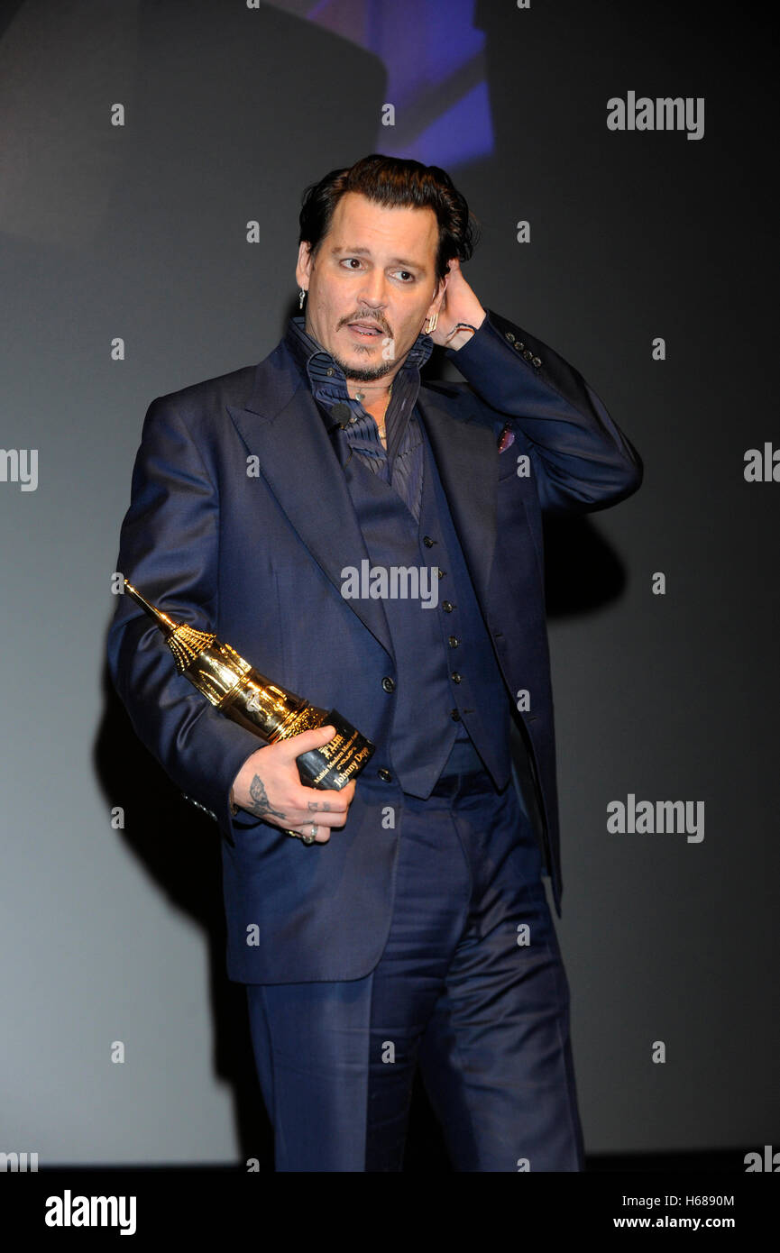 Actor Johnny Depp with his award at the Maltin Modern Master award ...