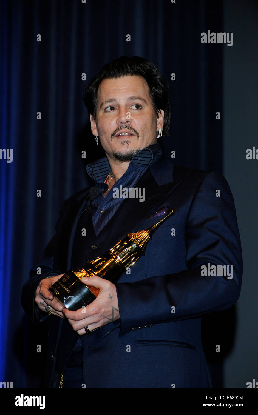 Actor Johnny Depp with his award at the Maltin Modern Master award ...