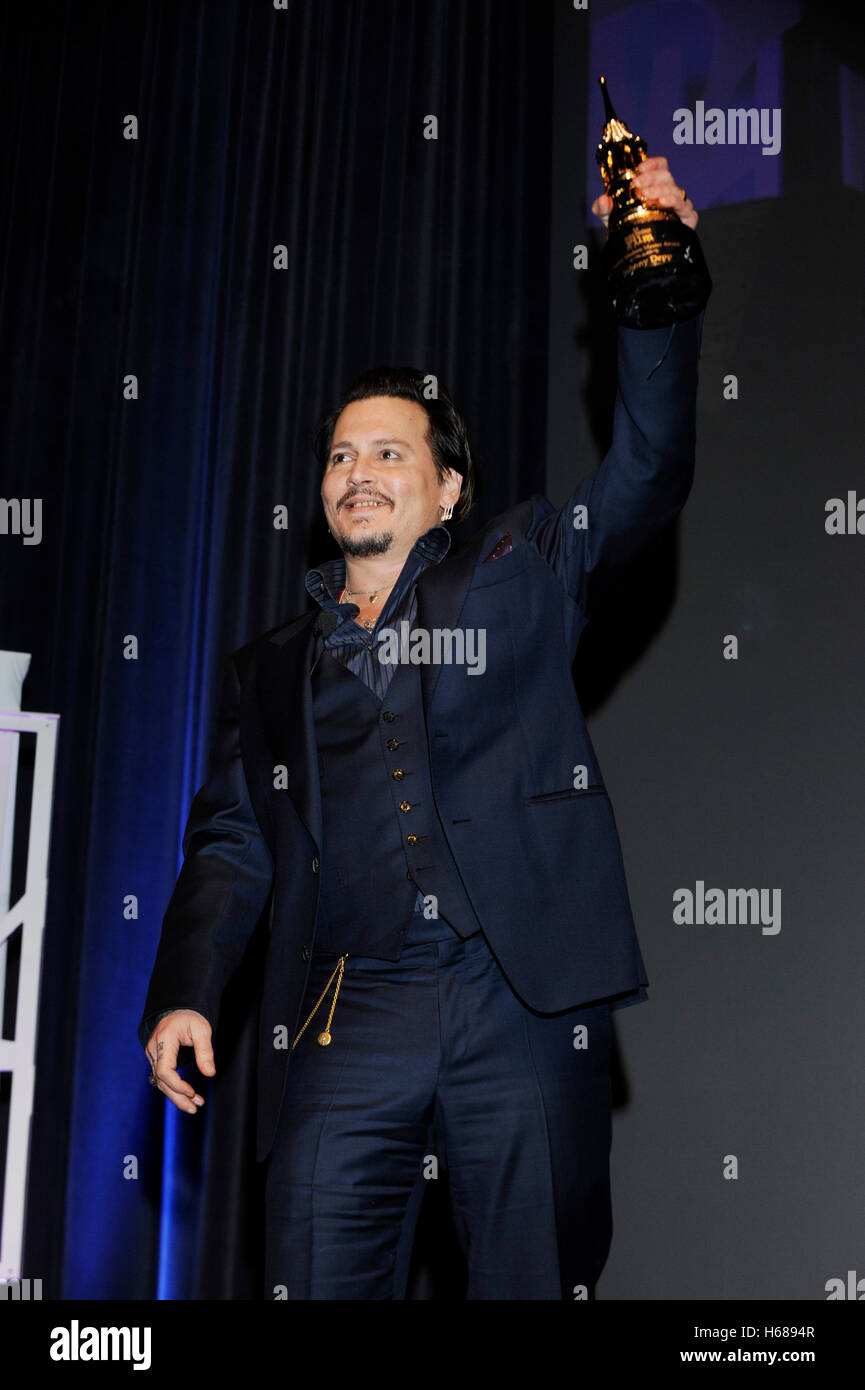 Actor Johnny Depp with his award at the Maltin Modern Master award ...