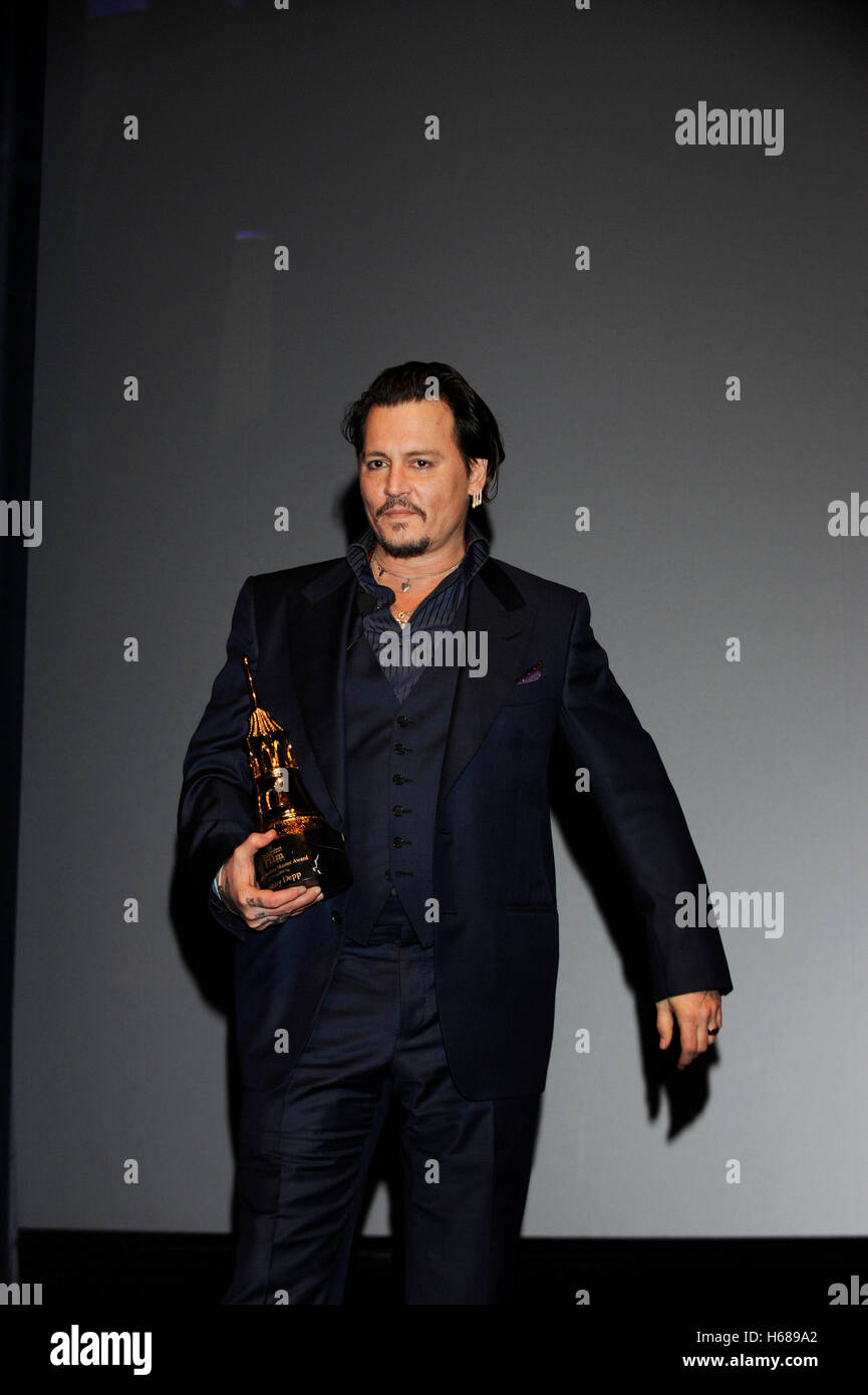 Actor Johnny Depp with his award at the Maltin Modern Master award ...