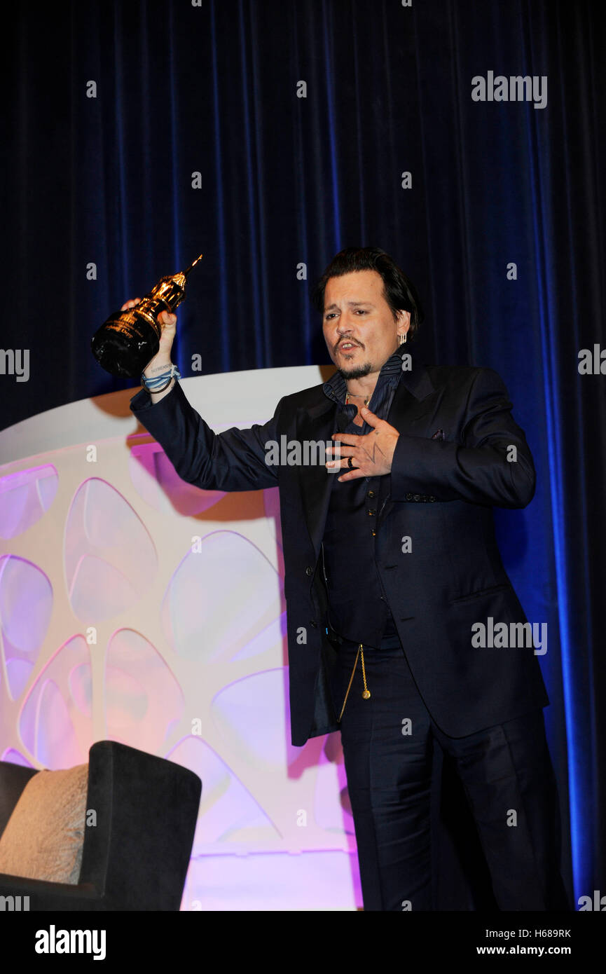Actor Johnny Depp with his award at the Maltin Modern Master award ...