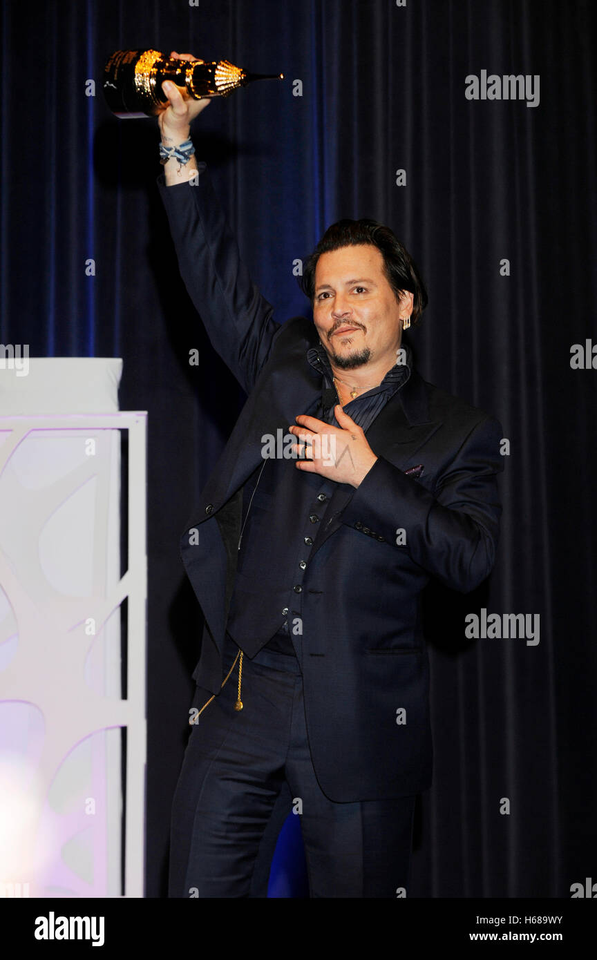 Actor Johnny Depp raises his award at the Maltin Modern Master award ...