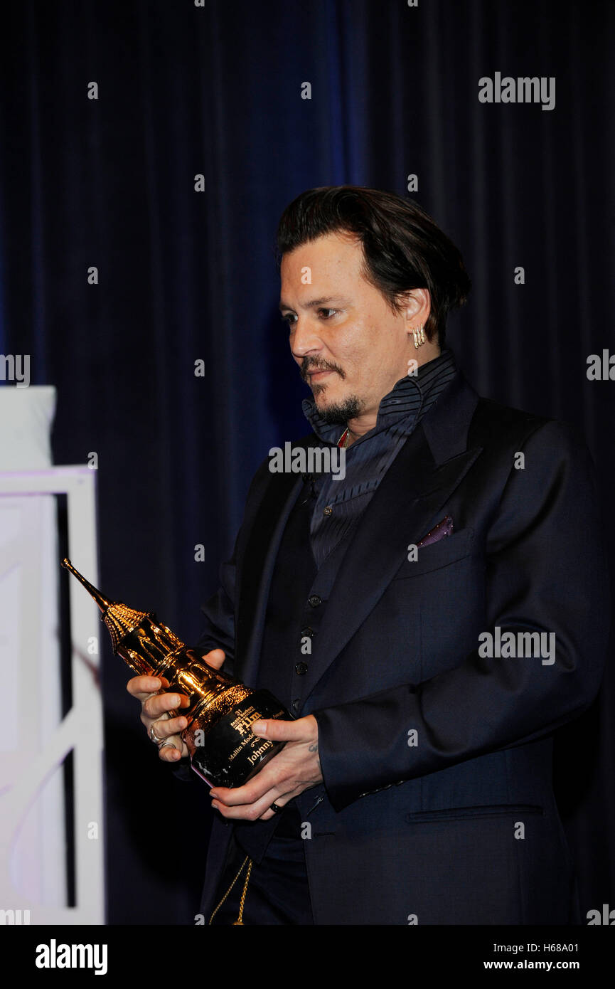 Actor Johnny Depp with his award at the Maltin Modern Master award ...